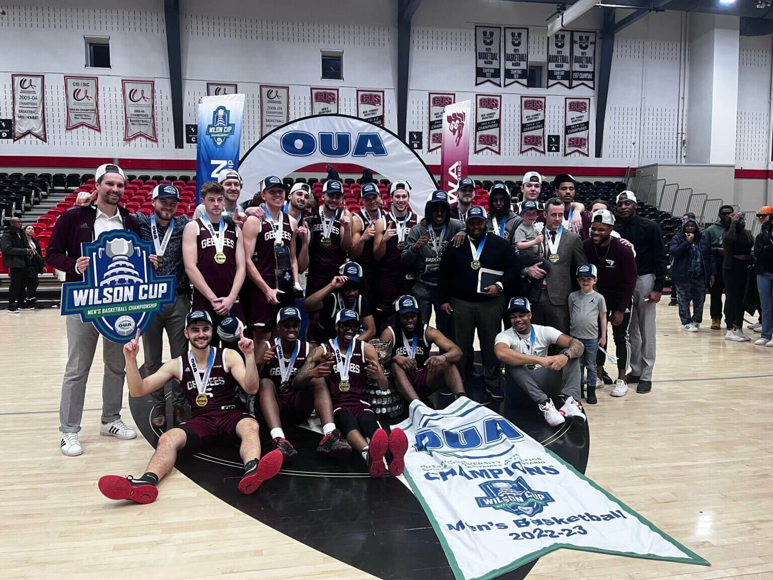 Basketball masculin : les Gee-Gees sacrés champions – La Rotonde